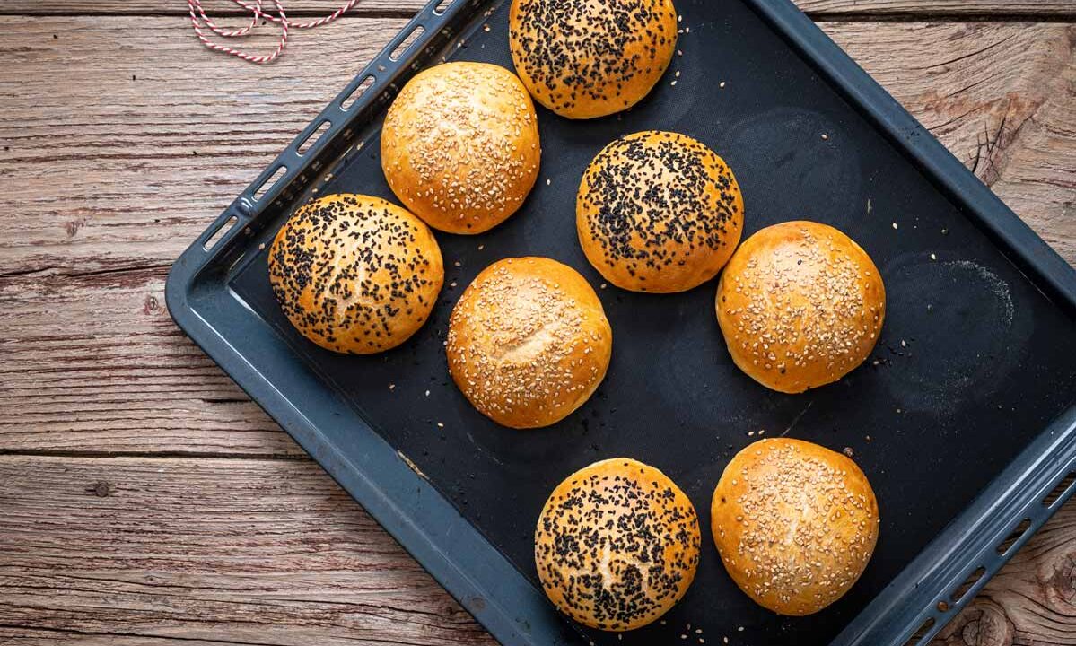 Perfekte Burger Buns selber backen – Rezept für fluffige Brötchen